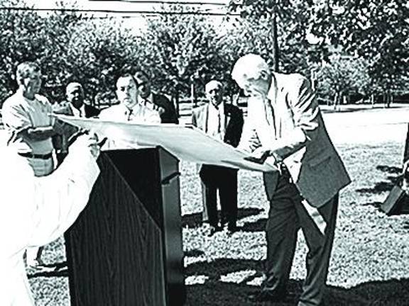 Roddey demands pledge on government center progress